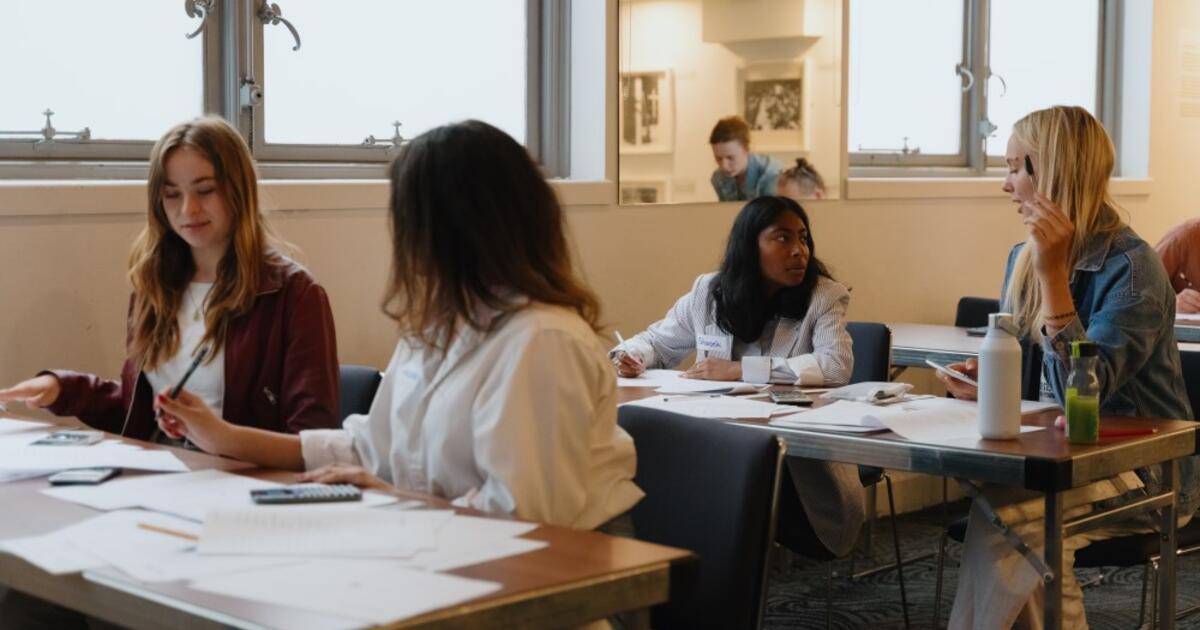 Holiday workshops: card tricks, computing and domino circuits (ages 12–14) | Royal Institution